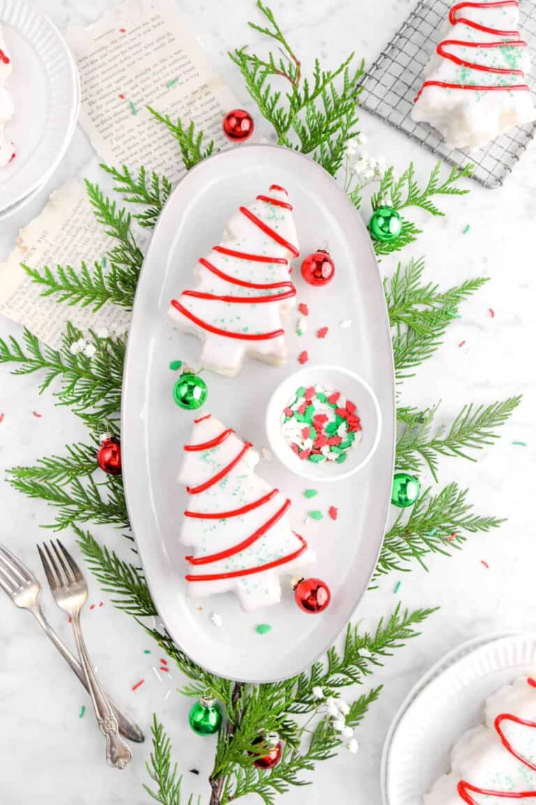22 Festive Christmas Cakes to Make This Year | Tiny Tree Decor