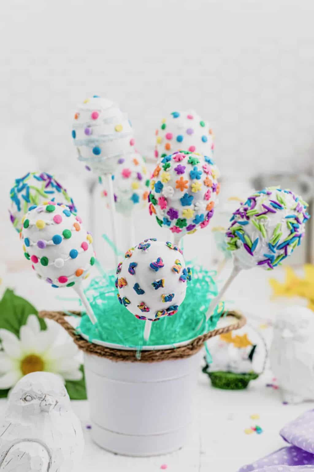 20 Cute and Festive Easter Cake Pops | Tiny Tree Decor